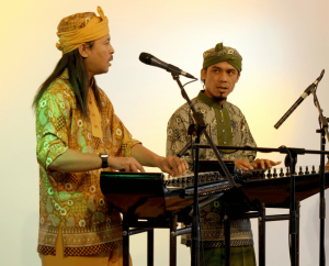 Cara Memainkan Kecapi dan Trik Menguasai Tekniknya